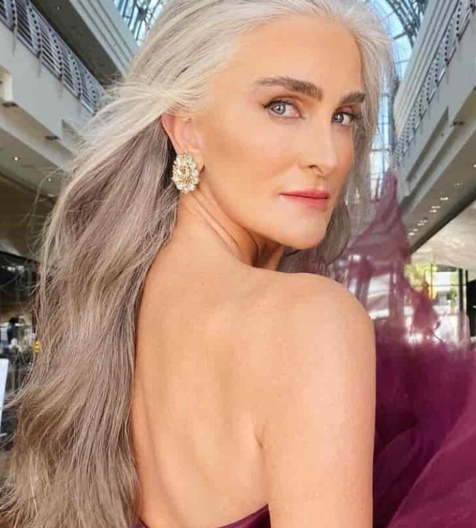 From a Depressed Housewife to a Model at 58, How Caroline Labouchere ...