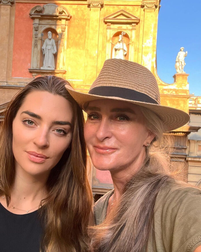 From a Depressed Housewife to a Model at 58, How Caroline Labouchere ...